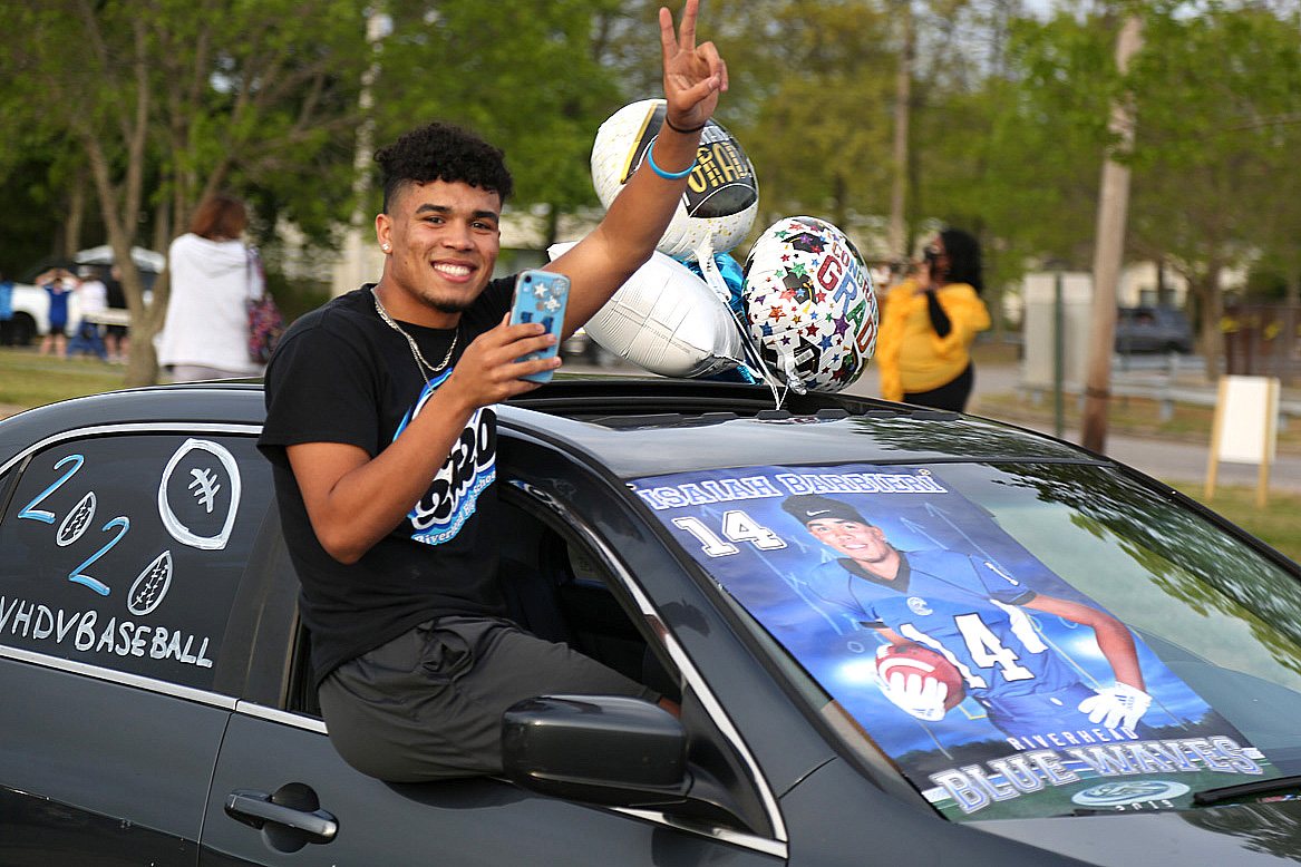 Celebrating Riverhead’s Class of 2020 with drive-through parade: Photos ...